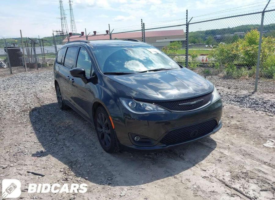 Red Chrysler Pacifica 2020 in Siauliai, with an engine capacity of 3.61 L and mileage of 190 thousand km for 13600 €, photo 10 on AUTOMOTO.COM.LV