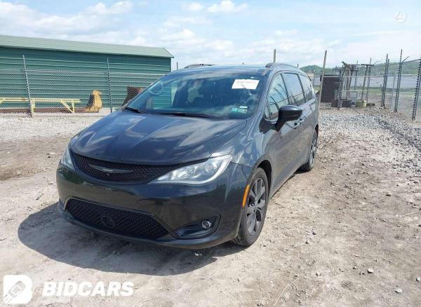 Red Chrysler Pacifica 2020 in Siauliai, with an engine capacity of 3.61 L and mileage of 190 thousand km for 13600 €, photo 10 on AUTOMOTO.COM.LV