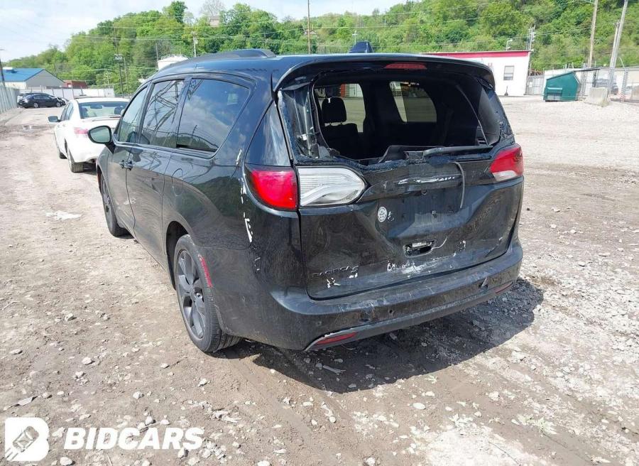 Red Chrysler Pacifica 2020 in Siauliai, with an engine capacity of 3.61 L and mileage of 190 thousand km for 13600 €, photo 12 on AUTOMOTO.COM.LV