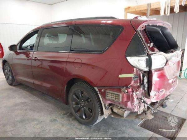 Red Chrysler Pacifica 2020 in Kaunas, with an engine capacity of 3.60 L and mileage of 169 thousand km for 12900 €, photo 3 on AUTOMOTO.COM.LV