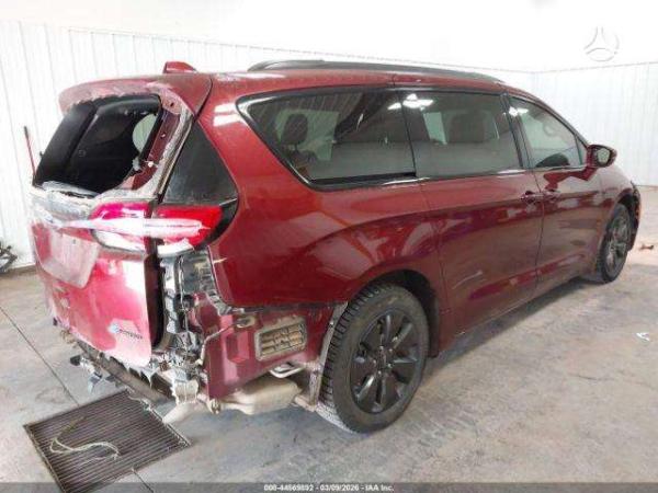Red Chrysler Pacifica 2020 in Kaunas, with an engine capacity of 3.60 L and mileage of 169 thousand km for 12900 €, photo 4 on AUTOMOTO.COM.LV