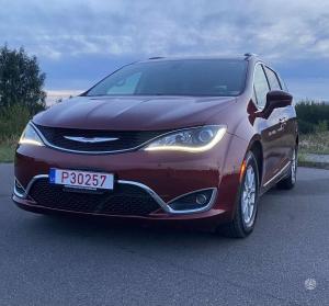 Red Chrysler Pacifica 2020 in Vilnius, with an engine capacity of 3.60 L and mileage of 116 thousand km for 13900 €, photo 3 on AUTOMOTO.COM.LV