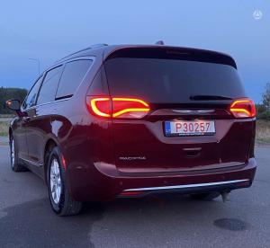 Red Chrysler Pacifica 2020 in Vilnius, with an engine capacity of 3.60 L and mileage of 116 thousand km for 13900 €, photo 4 on AUTOMOTO.COM.LV