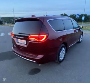 Red Chrysler Pacifica 2020 in Vilnius, with an engine capacity of 3.60 L and mileage of 116 thousand km for 13900 €, photo 5 on AUTOMOTO.COM.LV