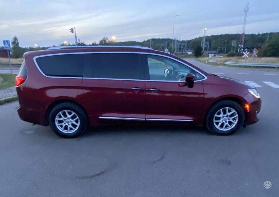 Red Chrysler Pacifica 2020 in Vilnius, with an engine capacity of 3.60 L and mileage of 116 thousand km for 13900 €, photo 6 on AUTOMOTO.COM.LV