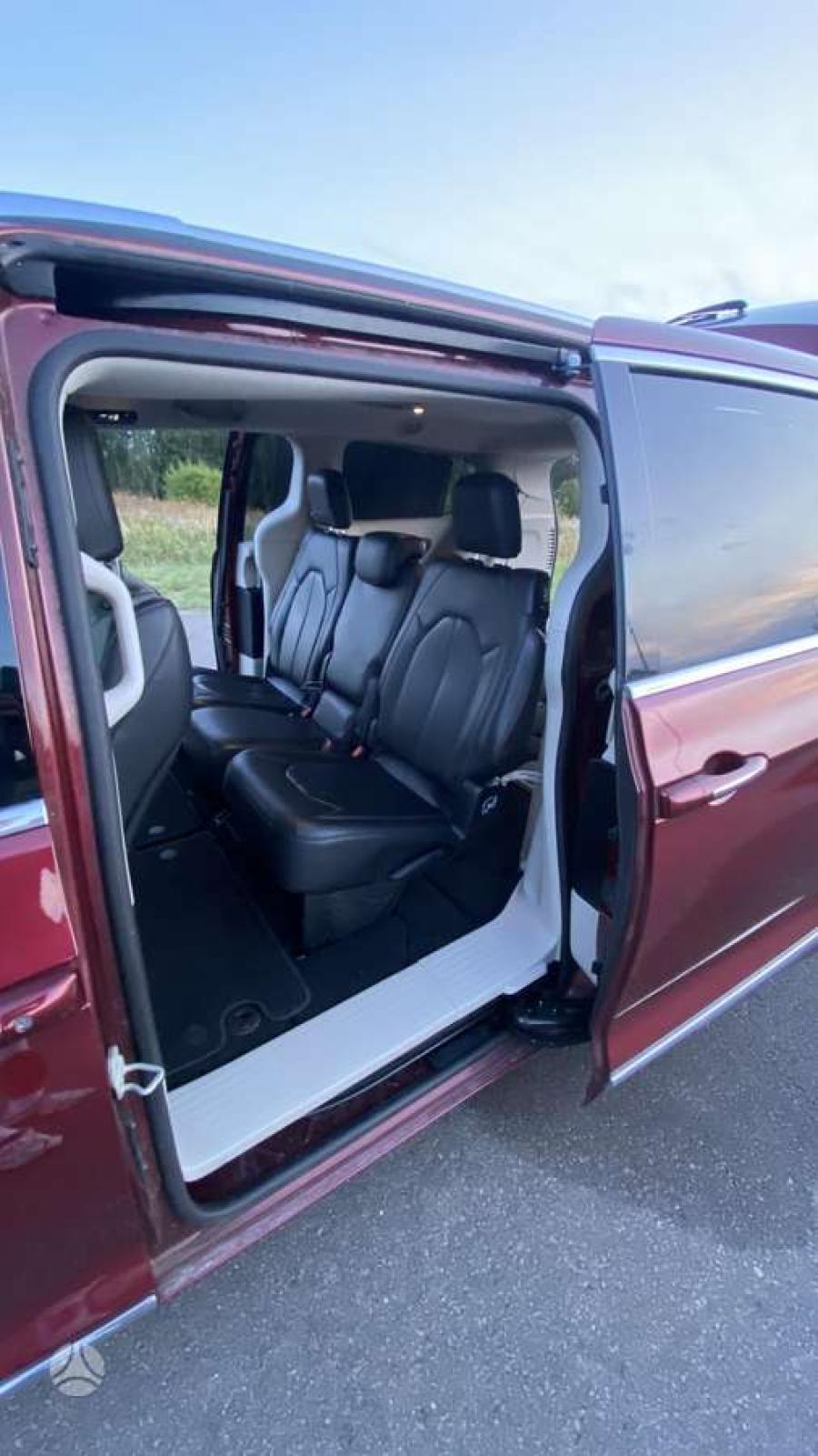Red Chrysler Pacifica 2020 in Vilnius, with an engine capacity of 3.60 L and mileage of 116 thousand km for 13900 €, photo 8 on AUTOMOTO.COM.LV