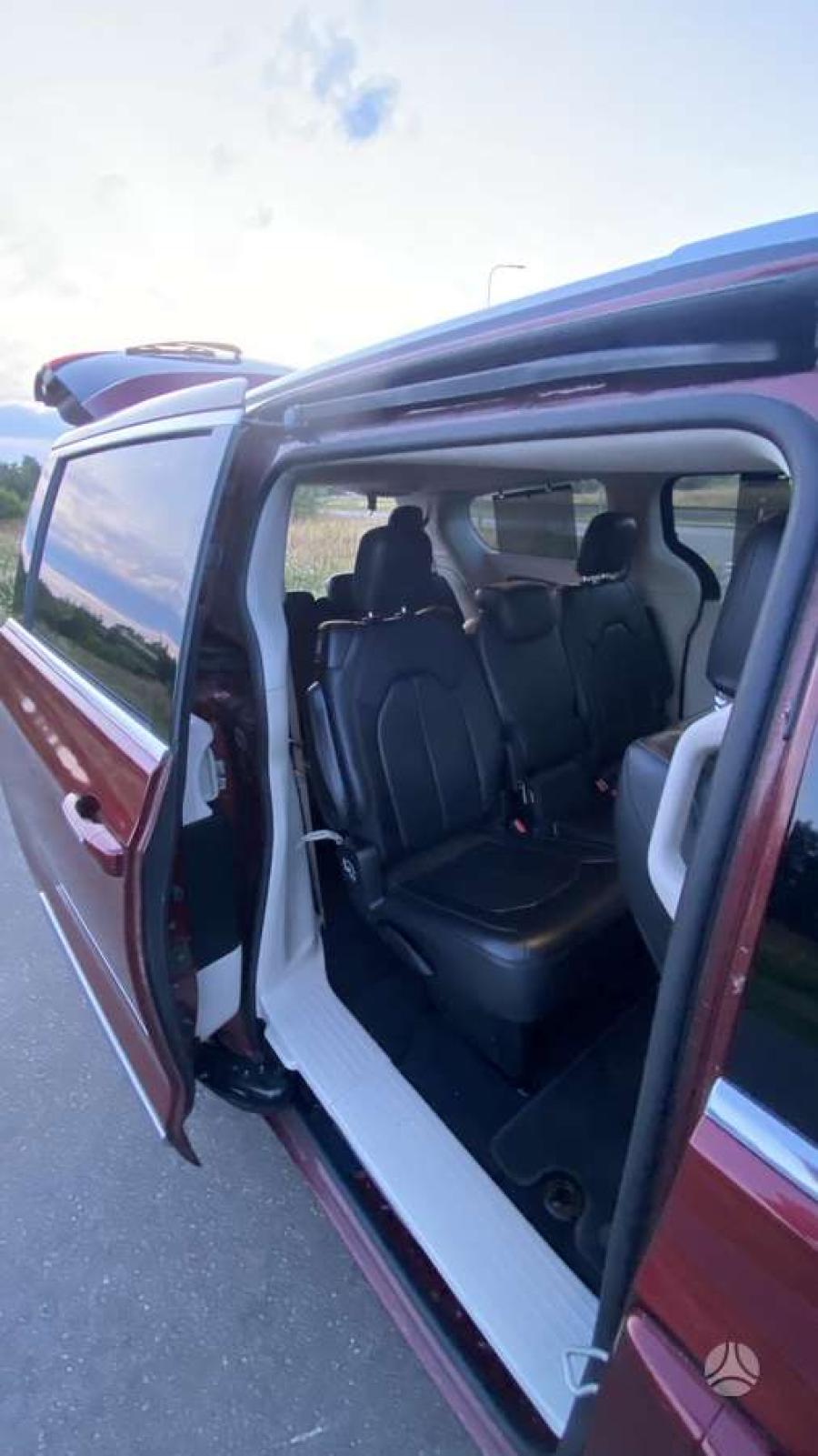 Red Chrysler Pacifica 2020 in Vilnius, with an engine capacity of 3.60 L and mileage of 116 thousand km for 13900 €, photo 10 on AUTOMOTO.COM.LV