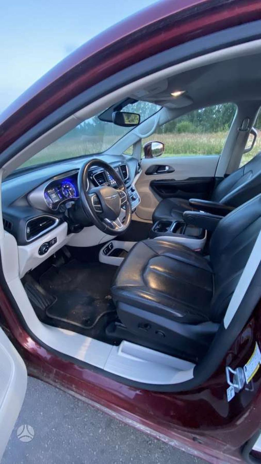 Red Chrysler Pacifica 2020 in Vilnius, with an engine capacity of 3.60 L and mileage of 116 thousand km for 13900 €, photo 15 on AUTOMOTO.COM.LV