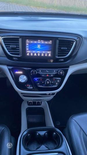 Red Chrysler Pacifica 2020 in Vilnius, with an engine capacity of 3.60 L and mileage of 116 thousand km for 13900 €, photo 18 on AUTOMOTO.COM.LV
