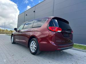 Red Chrysler Pacifica 2020 in Klaipeda, with an engine capacity of 3.61 L and mileage of 210 thousand km for 16800 €, photo 3 on AUTOMOTO.COM.LV