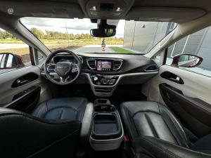 Red Chrysler Pacifica 2020 in Klaipeda, with an engine capacity of 3.61 L and mileage of 210 thousand km for 16800 €, photo 7 on AUTOMOTO.COM.LV