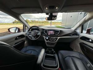 Red Chrysler Pacifica 2020 in Klaipeda, with an engine capacity of 3.61 L and mileage of 210 thousand km for 16800 €, photo 8 on AUTOMOTO.COM.LV