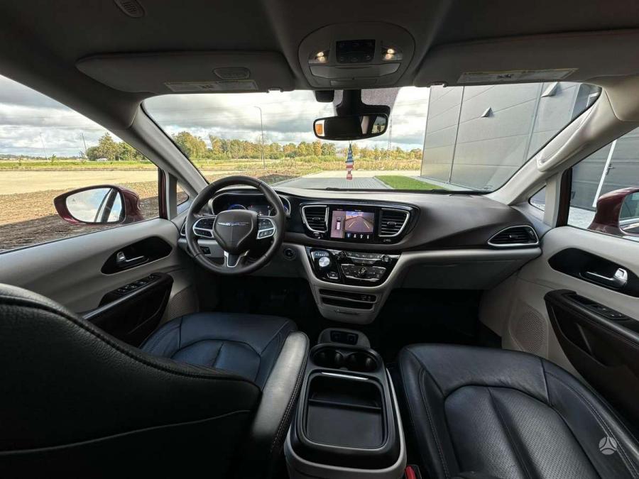 Red Chrysler Pacifica 2020 in Klaipeda, with an engine capacity of 3.61 L and mileage of 210 thousand km for 16800 €, photo 8 on AUTOMOTO.COM.LV