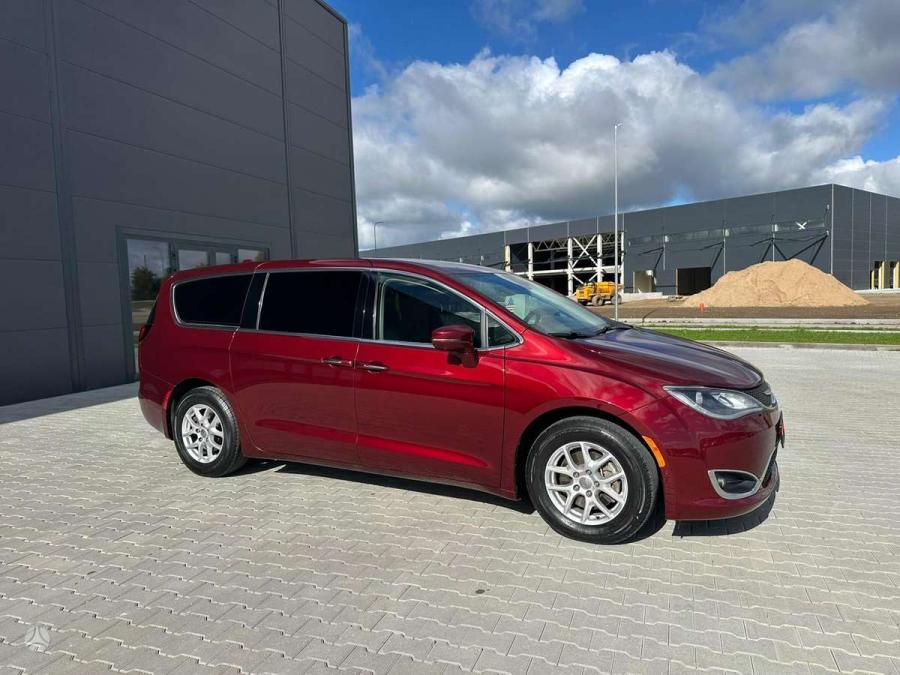 Red Chrysler Pacifica 2020 in Klaipeda, with an engine capacity of 3.61 L and mileage of 210 thousand km for 16800 €, photo 16 on AUTOMOTO.COM.LV