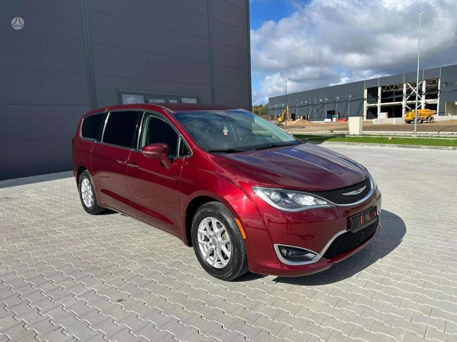 Red Chrysler Pacifica 2020 in Klaipeda, with an engine capacity of 3.61 L and mileage of 210 thousand km for 16800 €, photo 17 on AUTOMOTO.COM.LV