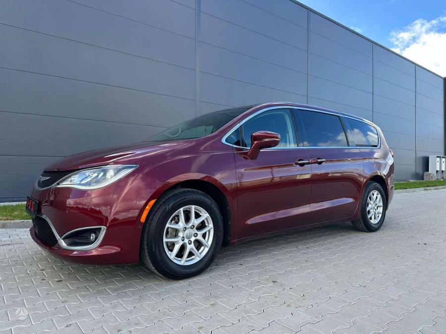 Red Chrysler Pacifica 2020 in Klaipeda, with an engine capacity of 3.61 L and mileage of 210 thousand km for 16800 €, photo 18 on AUTOMOTO.COM.LV