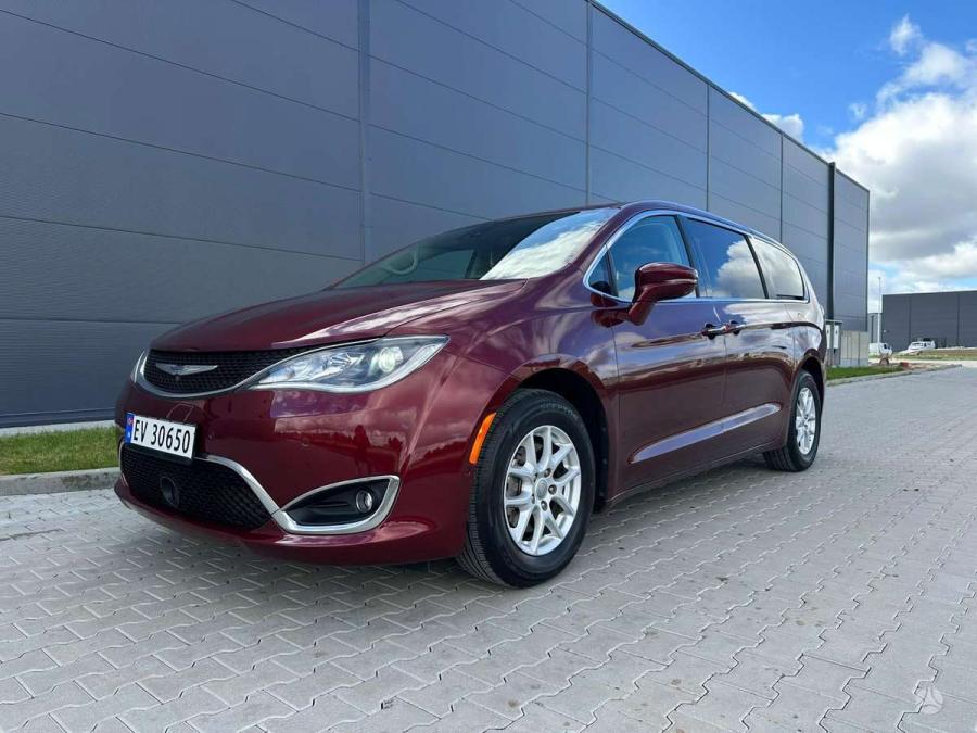 Red Chrysler Pacifica 2020 in Klaipeda, with an engine capacity of 3.61 L and mileage of 210 thousand km for 16800 €, photo 20 on AUTOMOTO.COM.LV