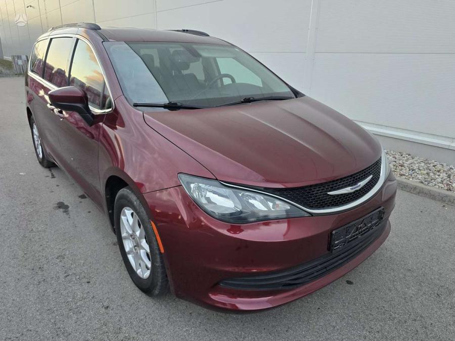 Red Chrysler Pacifica 2020 in Siauliai, with an engine capacity of 3.61 L and mileage of 229 thousand km for 9900 €, photo 1 on AUTOMOTO.COM.LV