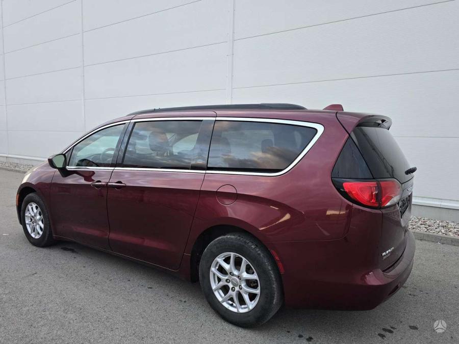 Red Chrysler Pacifica 2020 in Siauliai, with an engine capacity of 3.61 L and mileage of 229 thousand km for 9900 €, photo 5 on AUTOMOTO.COM.LV