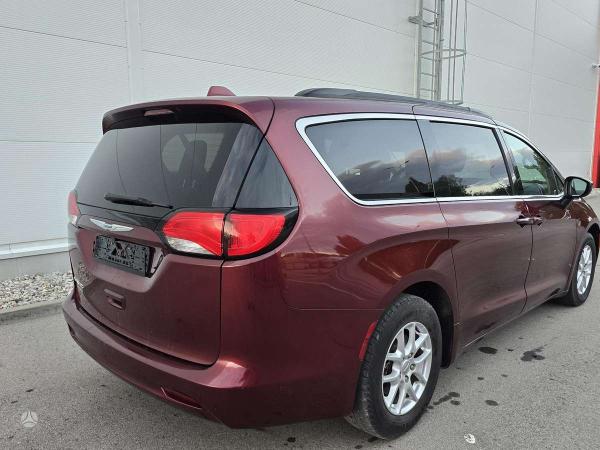 Red Chrysler Pacifica 2020 in Siauliai, with an engine capacity of 3.61 L and mileage of 229 thousand km for 9900 €, photo 8 on AUTOMOTO.COM.LV