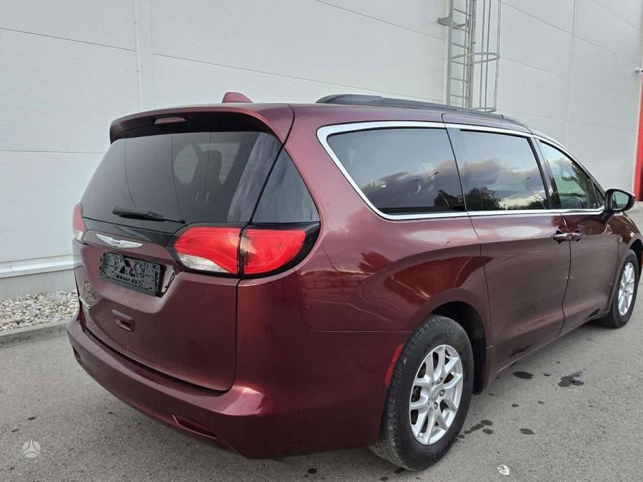 Red Chrysler Pacifica 2020 in Siauliai, with an engine capacity of 3.61 L and mileage of 229 thousand km for 9900 €, photo 8 on AUTOMOTO.COM.LV