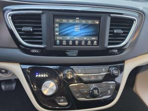 Red Chrysler Pacifica 2020 in Siauliai, with an engine capacity of 3.61 L and mileage of 229 thousand km for 9900 €, photo 12 on AUTOMOTO.COM.LV