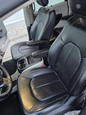 Red Chrysler Pacifica 2020 in Siauliai, with an engine capacity of 3.61 L and mileage of 229 thousand km for 9900 €, photo 13 on AUTOMOTO.COM.LV