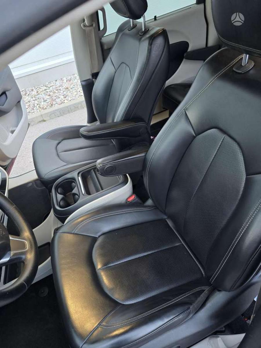 Red Chrysler Pacifica 2020 in Siauliai, with an engine capacity of 3.61 L and mileage of 229 thousand km for 9900 €, photo 13 on AUTOMOTO.COM.LV