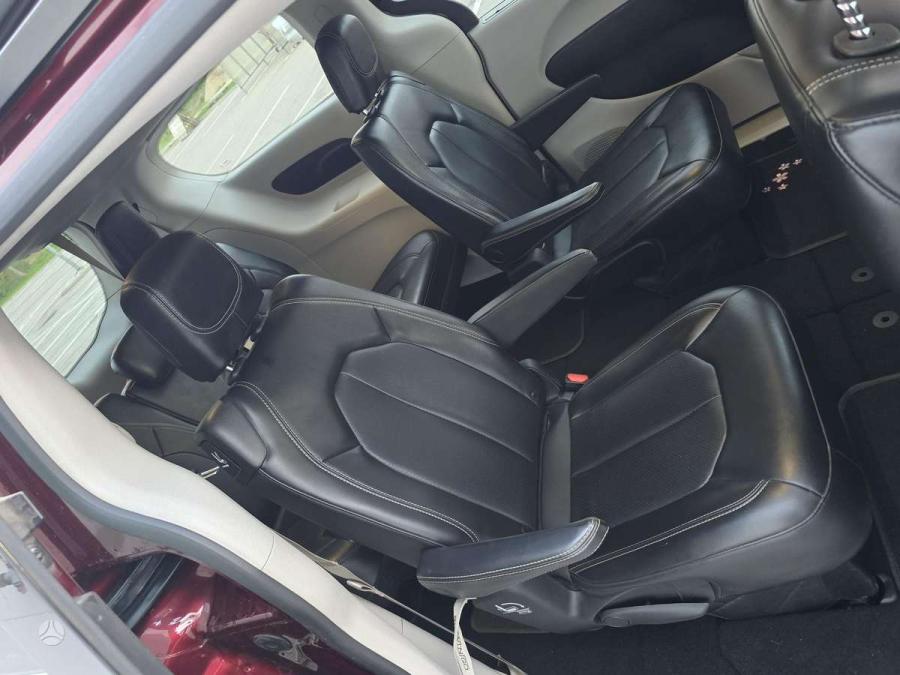 Red Chrysler Pacifica 2020 in Siauliai, with an engine capacity of 3.61 L and mileage of 229 thousand km for 9900 €, photo 14 on AUTOMOTO.COM.LV