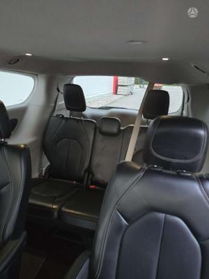 Red Chrysler Pacifica 2020 in Siauliai, with an engine capacity of 3.61 L and mileage of 229 thousand km for 9900 €, photo 15 on AUTOMOTO.COM.LV
