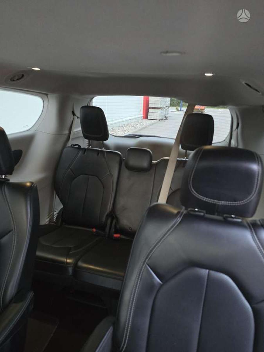 Red Chrysler Pacifica 2020 in Siauliai, with an engine capacity of 3.61 L and mileage of 229 thousand km for 9900 €, photo 15 on AUTOMOTO.COM.LV