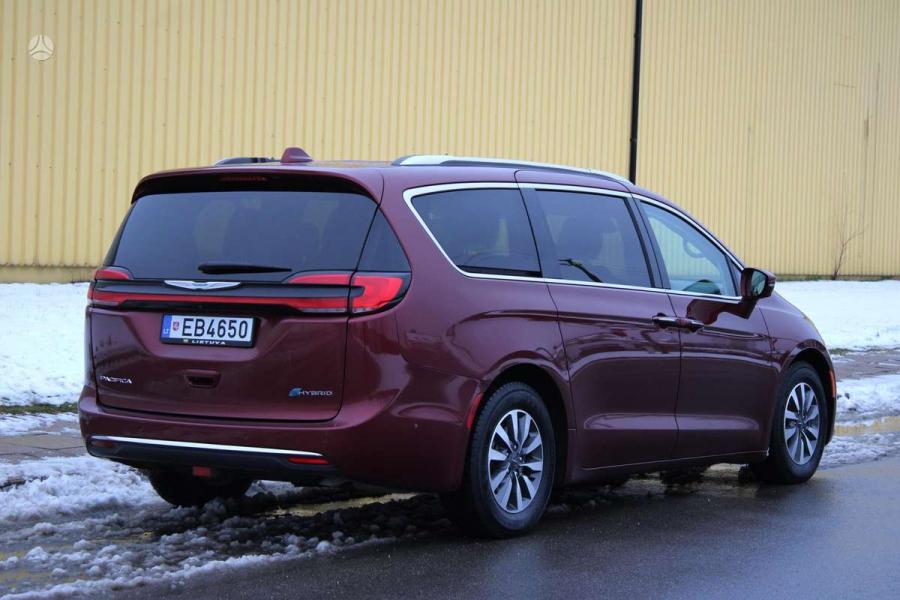 Red Chrysler Pacifica 2021 in Vilnius, with an engine capacity of 3.61 L and mileage of 152 thousand km for 25900 €, photo 3 on AUTOMOTO.COM.LV