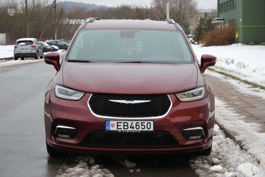 Red Chrysler Pacifica 2021 in Vilnius, with an engine capacity of 3.61 L and mileage of 152 thousand km for 25900 €, photo 6 on AUTOMOTO.COM.LV