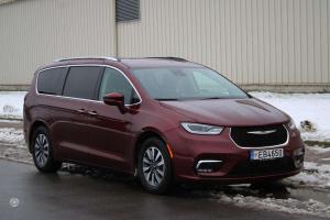 Sarkans Chrysler Pacifica 2021 Viļņa, ar dzinēja tilpumu 3.61 L un nobraukumu 152 tūkst. km par 25900 €, foto  vietnē AUTOMOTO.COM.LV