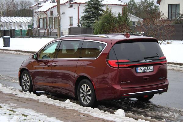 Sarkans Chrysler Pacifica 2021 Viļņa, ar dzinēja tilpumu 3.61 L un nobraukumu 152 tūkst. km par 25900 €, foto 5 vietnē AUTOMOTO.COM.LV