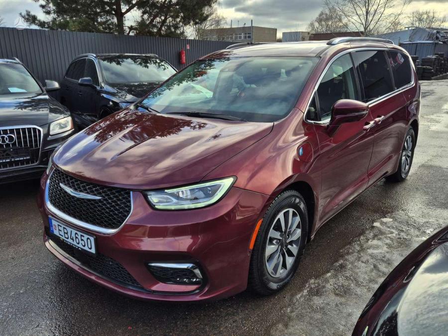Red Chrysler Pacifica 2021 in Vilnius, with an engine capacity of 3.61 L and mileage of 152 thousand km for 25900 €, photo 1 on AUTOMOTO.COM.LV