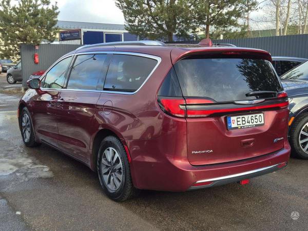 Sarkans Chrysler Pacifica 2021 Viļņa, ar dzinēja tilpumu 3.61 L un nobraukumu 152 tūkst. km par 25900 €, foto 2 vietnē AUTOMOTO.COM.LV
