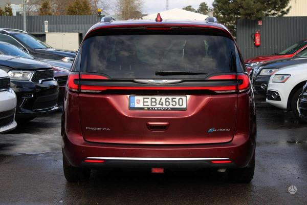 Sarkans Chrysler Pacifica 2021 Viļņa, ar dzinēja tilpumu 3.61 L un nobraukumu 152 tūkst. km par 25900 €, foto 3 vietnē AUTOMOTO.COM.LV