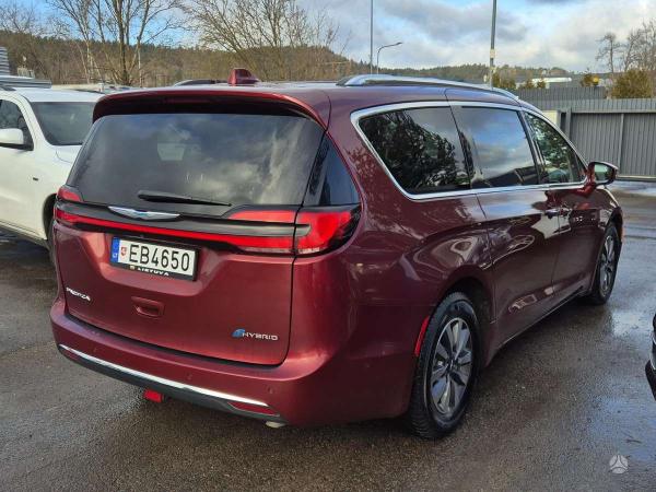 Sarkans Chrysler Pacifica 2021 Viļņa, ar dzinēja tilpumu 3.61 L un nobraukumu 152 tūkst. km par 25900 €, foto 4 vietnē AUTOMOTO.COM.LV