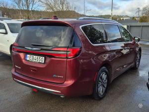Red Chrysler Pacifica 2021 in Vilnius, with an engine capacity of 3.61 L and mileage of 152 thousand km for 25900 €, photo 5 on AUTOMOTO.COM.LV