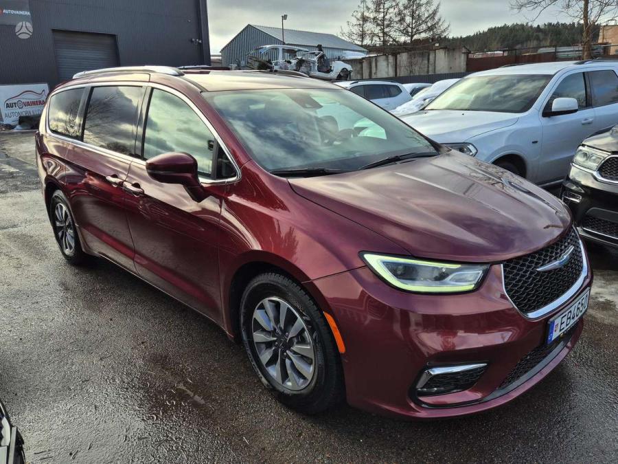 Red Chrysler Pacifica 2021 in Vilnius, with an engine capacity of 3.61 L and mileage of 152 thousand km for 25900 €, photo 6 on AUTOMOTO.COM.LV