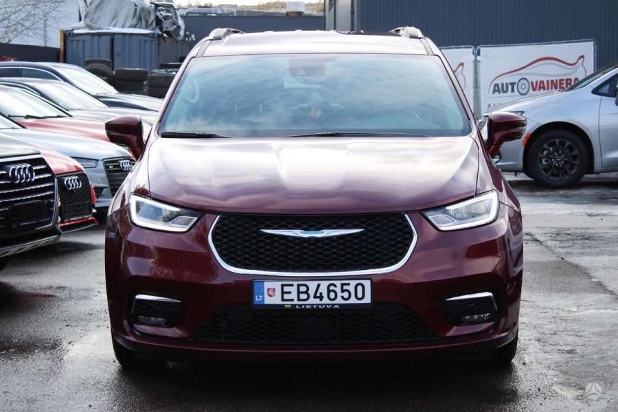 Red Chrysler Pacifica 2021 in Vilnius, with an engine capacity of 3.61 L and mileage of 152 thousand km for 25900 €, photo 7 on AUTOMOTO.COM.LV