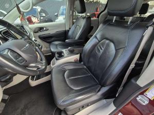 Red Chrysler Pacifica 2021 in Vilnius, with an engine capacity of 3.61 L and mileage of 152 thousand km for 25900 €, photo 9 on AUTOMOTO.COM.LV