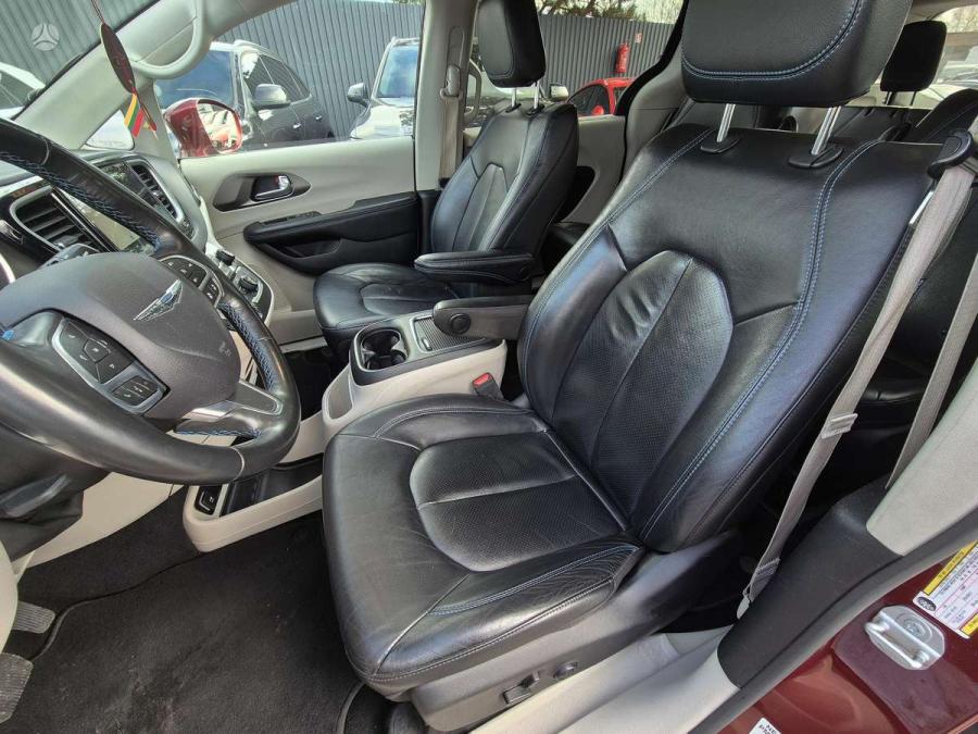 Red Chrysler Pacifica 2021 in Vilnius, with an engine capacity of 3.61 L and mileage of 152 thousand km for 25900 €, photo 9 on AUTOMOTO.COM.LV