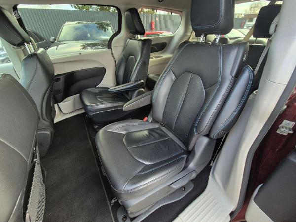 Sarkans Chrysler Pacifica 2021 Viļņa, ar dzinēja tilpumu 3.61 L un nobraukumu 152 tūkst. km par 25900 €, foto 9 vietnē AUTOMOTO.COM.LV