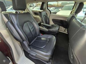 Red Chrysler Pacifica 2021 in Vilnius, with an engine capacity of 3.61 L and mileage of 152 thousand km for 25900 €, photo 12 on AUTOMOTO.COM.LV
