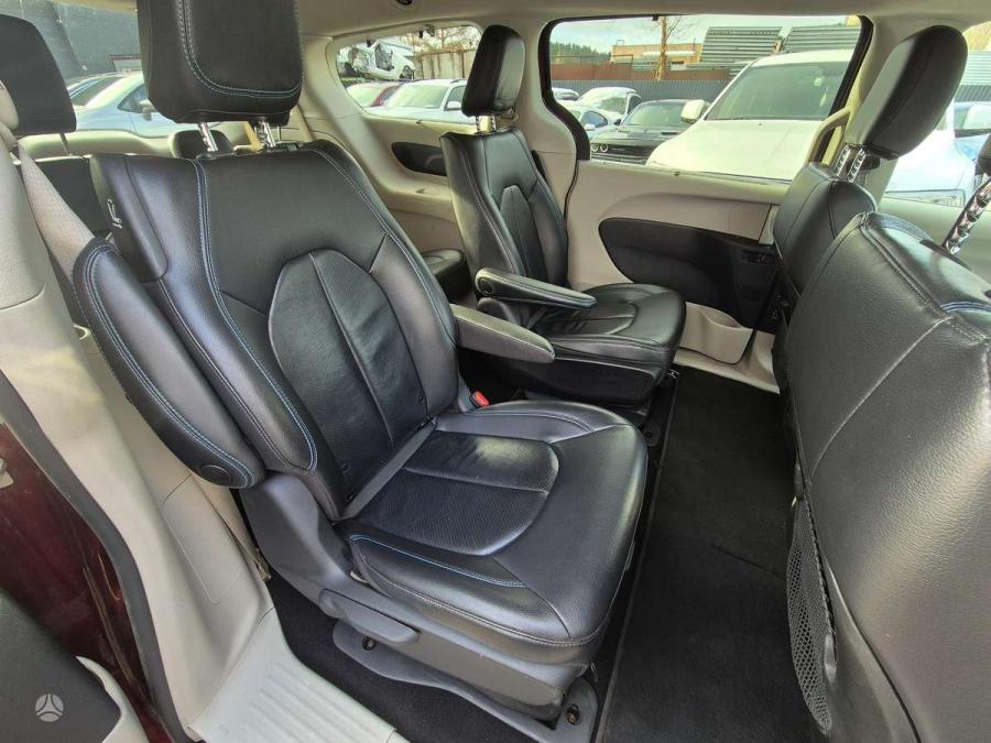 Red Chrysler Pacifica 2021 in Vilnius, with an engine capacity of 3.61 L and mileage of 152 thousand km for 25900 €, photo 12 on AUTOMOTO.COM.LV