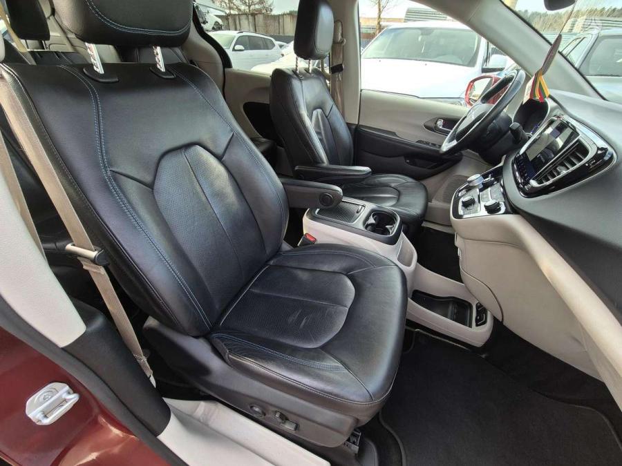 Red Chrysler Pacifica 2021 in Vilnius, with an engine capacity of 3.61 L and mileage of 152 thousand km for 25900 €, photo 13 on AUTOMOTO.COM.LV