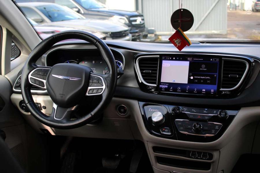 Red Chrysler Pacifica 2021 in Vilnius, with an engine capacity of 3.61 L and mileage of 152 thousand km for 25900 €, photo 15 on AUTOMOTO.COM.LV