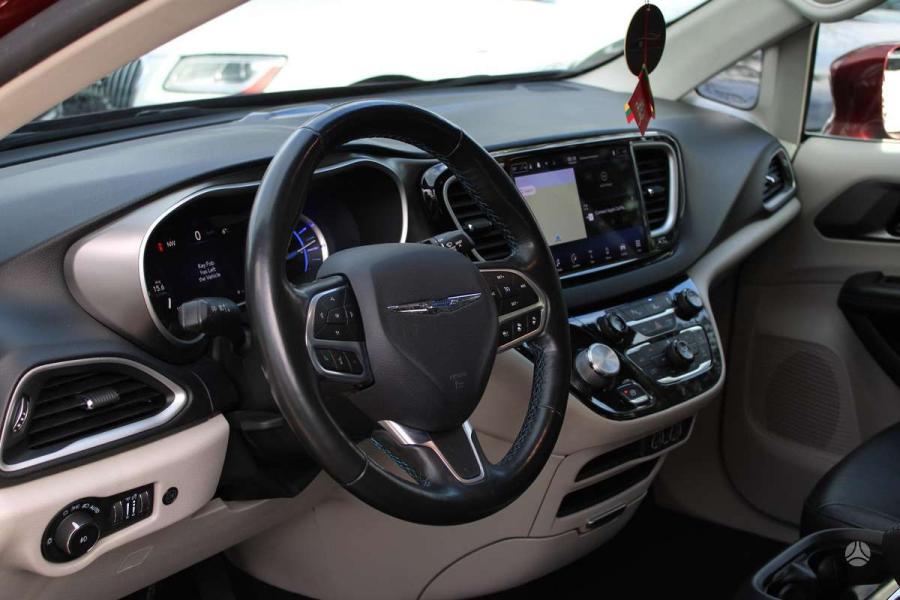 Red Chrysler Pacifica 2021 in Vilnius, with an engine capacity of 3.61 L and mileage of 152 thousand km for 25900 €, photo 16 on AUTOMOTO.COM.LV